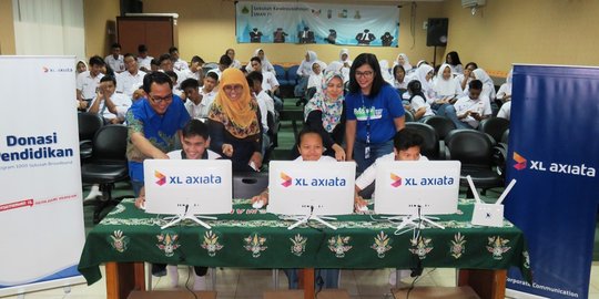XL dukung kegiatan belajar mengajar lewat karyawan BERBAGI | merdeka.com XL dukung kegiatan belajar mengajar lewat karyawan BERBAGI | merdeka.com