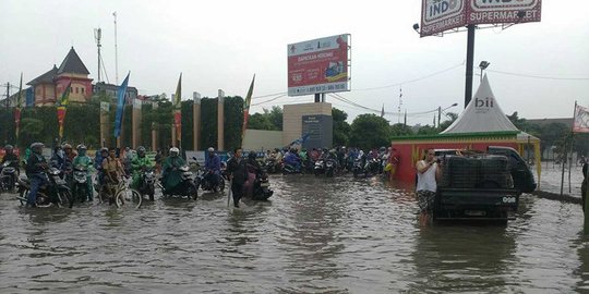 Banjir belum surut, warga Perumahan Kemendikbud Bekasi mulai diserang penyakit | merdeka.com