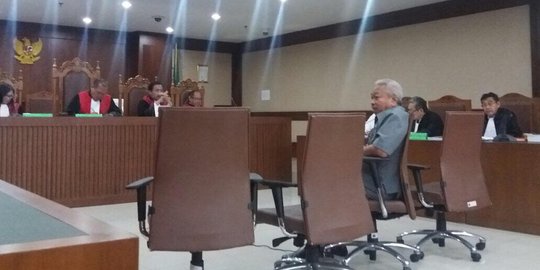 Ketua hakim kasus suap panitera pengganti PN Jaksel dihadirkan sebagai saksi | merdeka.com