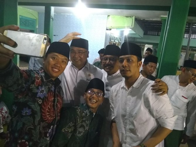 Bernostalgia main becak, Gus Ipul kenang masa muda bersama alumni ... Bernostalgia main becak, Gus Ipul kenang masa muda bersama alumni ...
