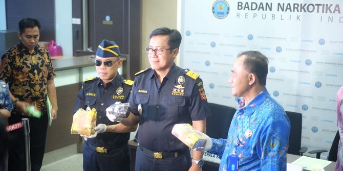 Bea Cukai dan BNN ringkus empat orang sindikat pengedar sabu di Muara Baru | merdeka.com