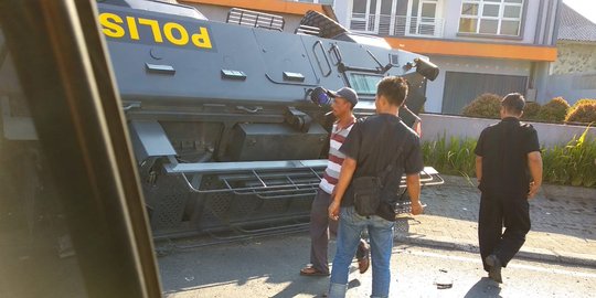 Mobil barracuda Brimob Polda Jateng terbalik di Ungaran | merdeka.com