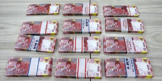 Nyamar jadi pembeli, polisi bekuk 3 pelaku sindikat upal Rp 1,8 M ... Nyamar jadi pembeli, polisi bekuk 3 pelaku sindikat upal Rp 1,8 M ...