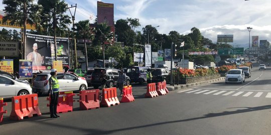 Pagi Ini Jalur Puncak Mulai Dipadati Kendaraan, Antrean Mencapai 2 Kilometer | merdeka.com