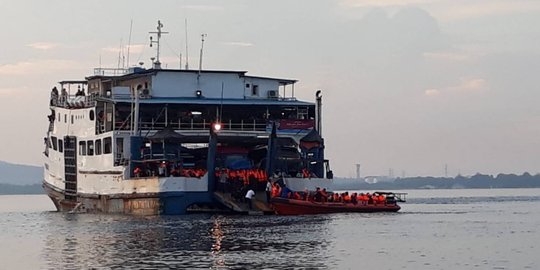 KMP Pratitha IV Kandas di Selat Bali, 210 Penumpang Dievakuasi ...