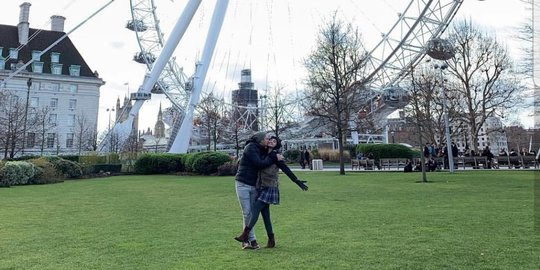 Liburan ke London, Dewi Perssik dan Suami Pamer Kemesraan | merdeka.com Liburan ke London, Dewi Perssik dan Suami Pamer Kemesraan | merdeka.com