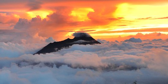 Gunung Merapi Semburkan 7 Kali Awan Panas | merdeka.com