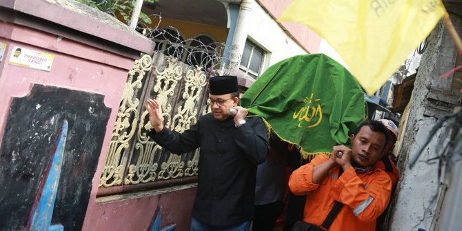 Kisah Anies Ikut Gotong Jenazah Petugas Penyapu Jalan Korban Tabrak Lari | merdeka.com