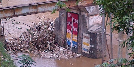 Pos Pantau Depok Siaga 3, Warga Diimbau Waspada Banjir | merdeka.com Pos Pantau Depok Siaga 3, Warga Diimbau Waspada Banjir | merdeka.com