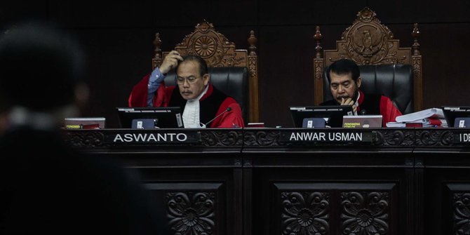 Hakim MK Tegur Saksi Prabowo yang Sebut Kuasa Hukum Jokowi Salah | merdeka.com