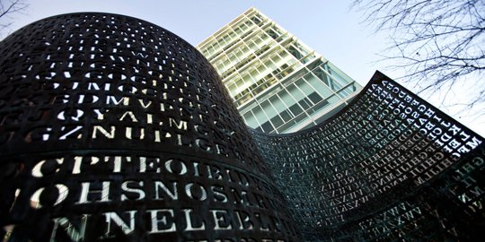 Kryptos, Patung Bersandi di Markas CIA yang Tak Pernah Terpecahkan ...