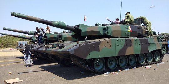 Tank TNI di Lanud Halim Perdanakusuma Jadi Pusat Perhatian Warga ...