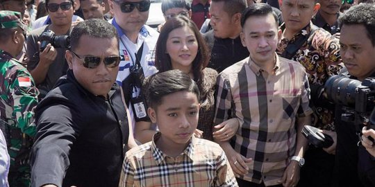 10 Foto Ruben Onsu dan Sarwendah Disambut Meriah di Kota Kelahiran Betrand Peto | merdeka.com