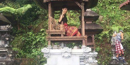 Fakta Foto 2 Turis Duduki Pelinggih dan Panjat Patung di Bali | merdeka.com