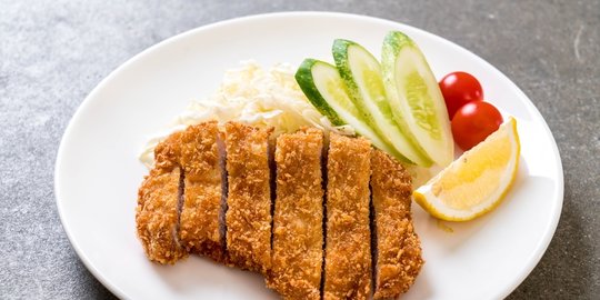 Cara Membuat Katsu dari Ayam dan Daging Sapi Seenak Restoran | merdeka.com
