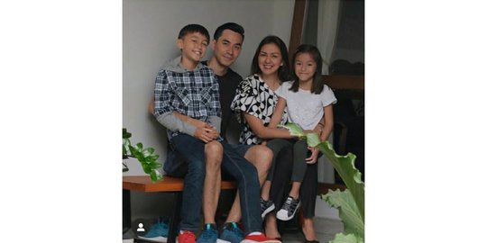 12 Potret Rumah Mewah Darius Sinathrya, Luas dan Asri | merdeka.com