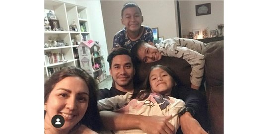 12 Potret Rumah Mewah Darius Sinathrya, Luas dan Asri | merdeka.com