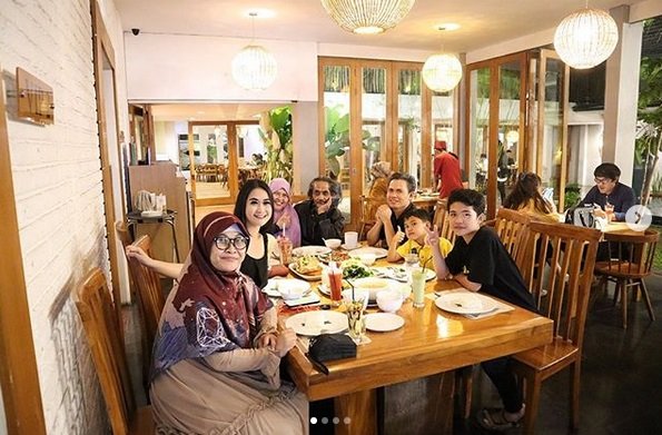 7 Potret Cantik Heksa Putrie, Pramugari yang Ungkap Total ...