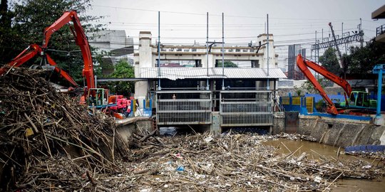 Pintu Air Manggarai Aman Usai Hujan Deras Selasa Siang | merdeka.com