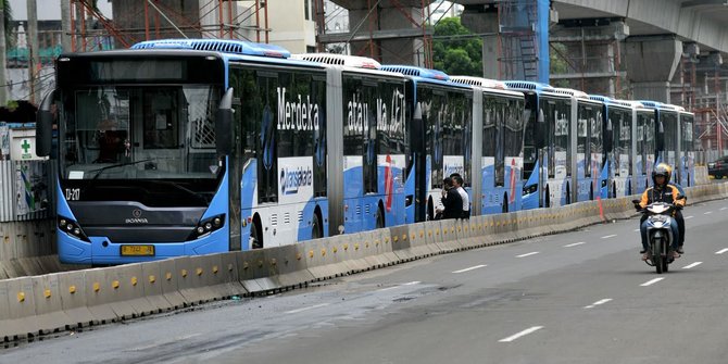 Ruas Jalan Banjir, Transjakarta Rute S11 Tak Beroperasi | merdeka.com