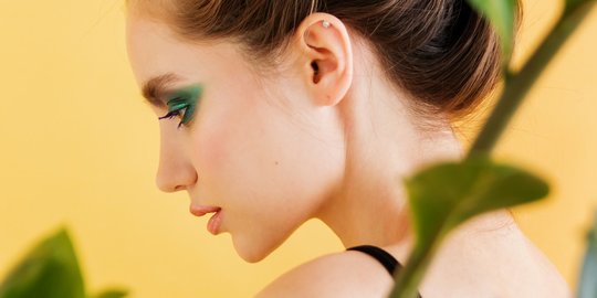 4 Langkah Eye Makeup Antiluntur untuk Kelopak Mata Berminyak | merdeka.com