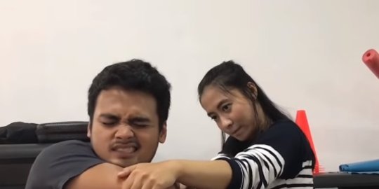 7 Potret Fisioterapis Cantik Windy Mayang, Tengok Aksinya saat 'Bongkar' Bahu | merdeka.com