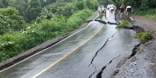 Banjir Dan Longsor Terjang Lahat Jalan Lintas Sumatera Terbelah