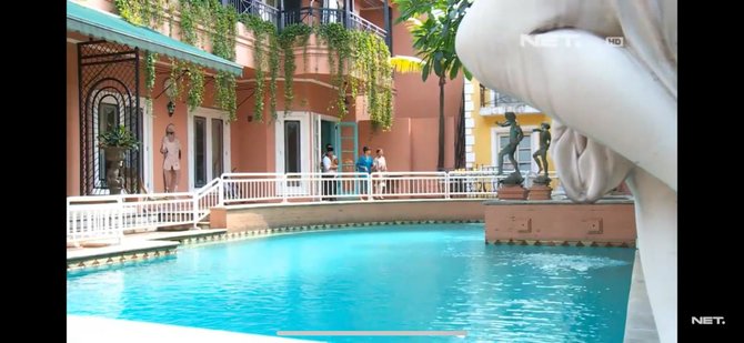 Megahnya Rumah Adrie Subono, Bak Istana dengan Banyak Hiasan Patung