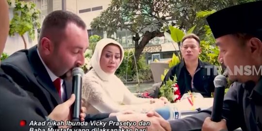 7 Potret Pernikahan Ibunda Vicky Prasetyo dengan Pria Turki | merdeka.com