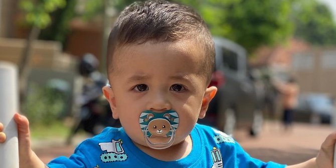 Sembuh dari Penyakit Kawasaki, Ini Potret Menggemaskan Abizard Anak Selvi Kitty | merdeka.com