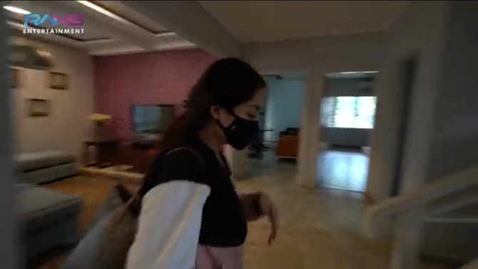 Duet Bareng Jelang Ramadan, Ini 7 Potret Nagita Slavina dan Nissa Sabyan saat Rekaman | merdeka.com