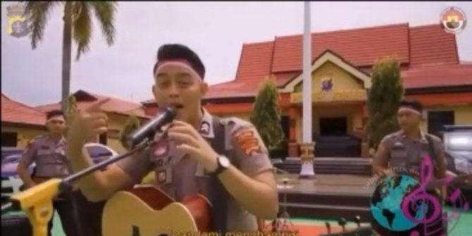 Aksi Polisi Nyanyi Lagu Sosialisasi Covid-19, Gayanya Bak Rapper ...