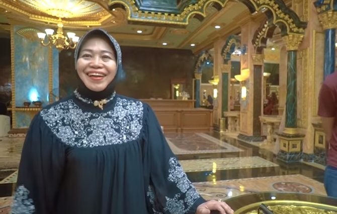 Punya Rumah Mewah Berlapis Emas, 'Crazy Rich' Palu Handphone-nya Cuma ...