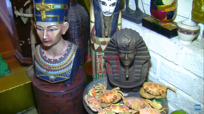 10 Potret Horor Rumah Selebriti Krishna Mukti, Ada Topeng Dukun ...