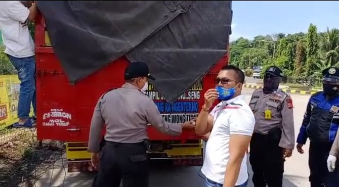 Sopir Truk Mengaku Bawa Nanas Dibongkar Polisi Ternyata Angkut Mobil