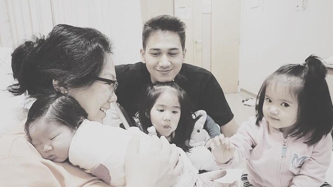 Istri Jadi Mualaf, Ini 6 Potret Harmonis Keluarga Rama Michael yang ...