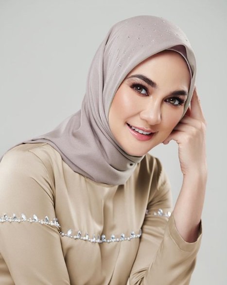 Potret Luna Maya Pakai Hijab, Cantik Banget Bikin Nggak Kuat Menatap ...
