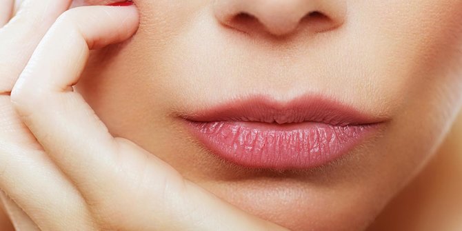 8 Cara Mengatasi Bibir Kering dan Pecah-Pecah Selama Puasa, Mudah Dilakukan | merdeka.com