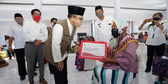 Smart Kampung Banyuwangi Mudahkan Pendataan Bansos Hadapi Covid-19 | merdeka.com