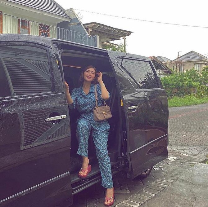6 Pesona Delta Hesti Candra, Istri Tom Liwafa Crazy Rich Surabaya ...