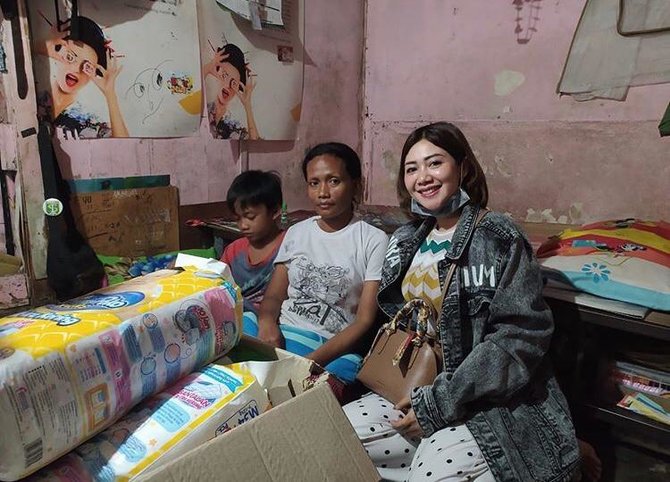 6 Pesona Delta Hesti Candra, Istri Tom Liwafa Crazy Rich Surabaya ...