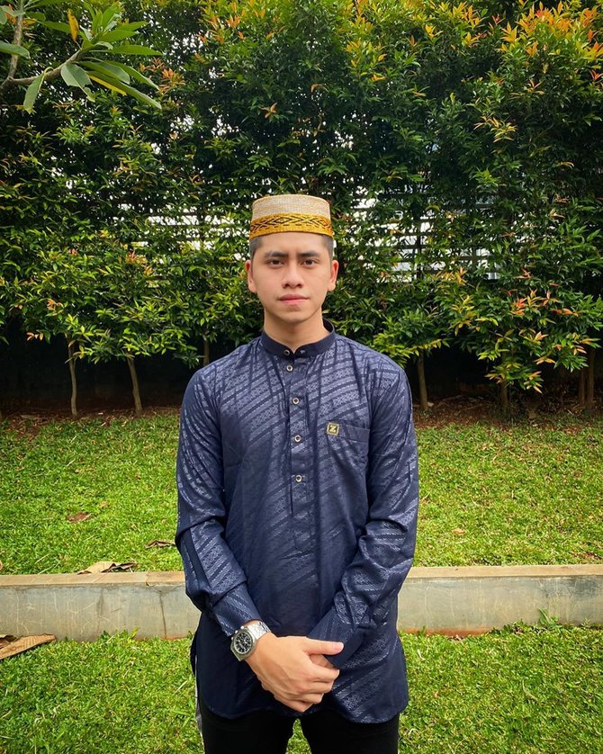 10 Potret Selebriti Kenakan Baju Muslim Koko, Makin Tampan dan Memesona ...