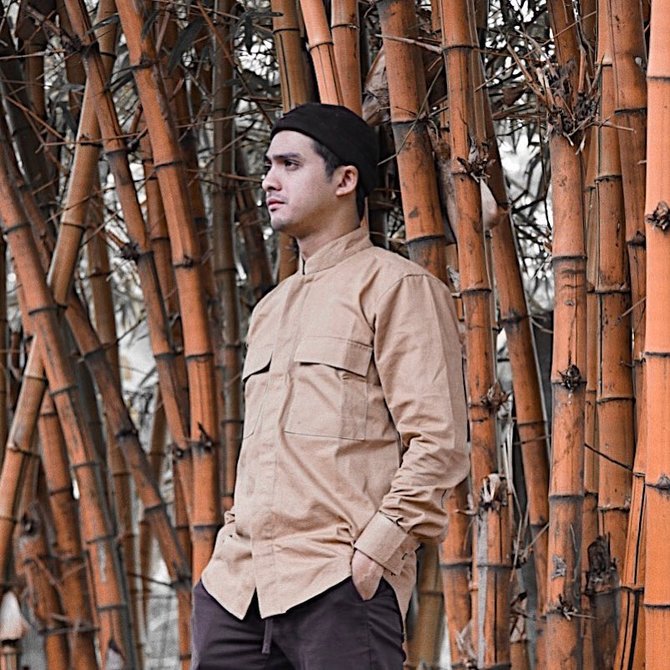 10 Potret Selebriti Kenakan Baju Muslim Koko, Makin Tampan dan Memesona ...