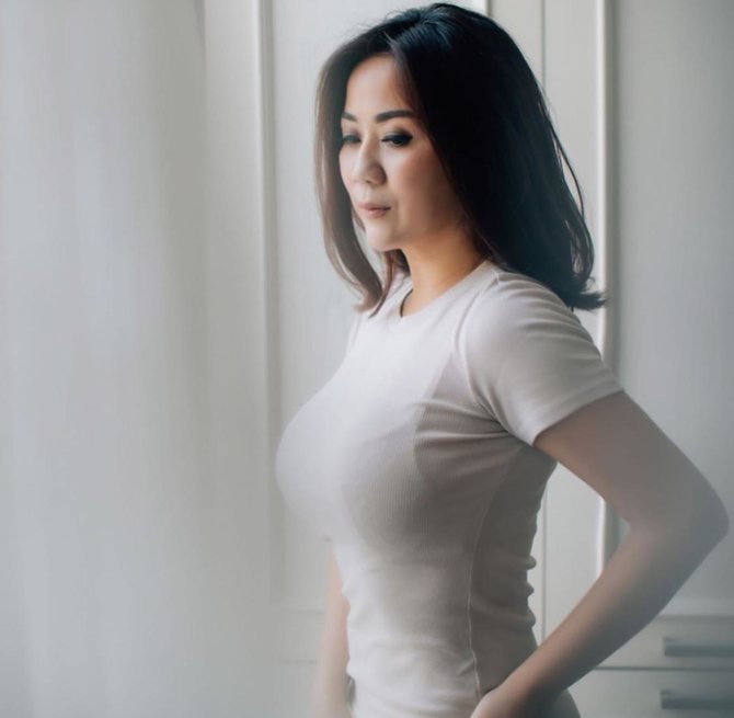 7 Pesona Tante Ernie, Sosok 'Pemersatu Bangsa' yang Mendadak Trending di Sosial Media | merdeka.com