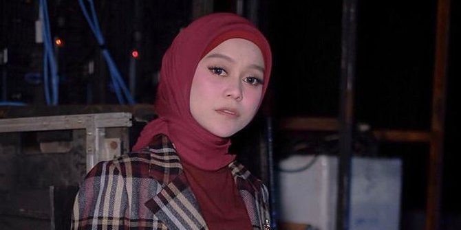7 Potret Lesty Kejora dengan Makeup Tebal, Curi Perhatian | merdeka.com