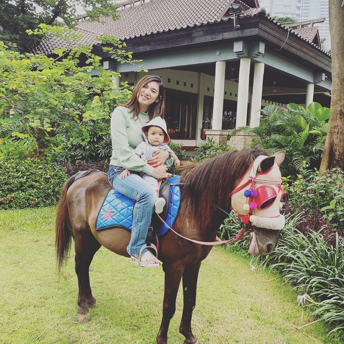 Masih Ingat Polwan Cantik Briptu Eka, Begini Potret Terbarunya Kini ...