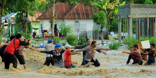 Banjir Bone Bolango: 2.504 Rumah Terdampak dan 400 Warga Mengungsi | merdeka.com