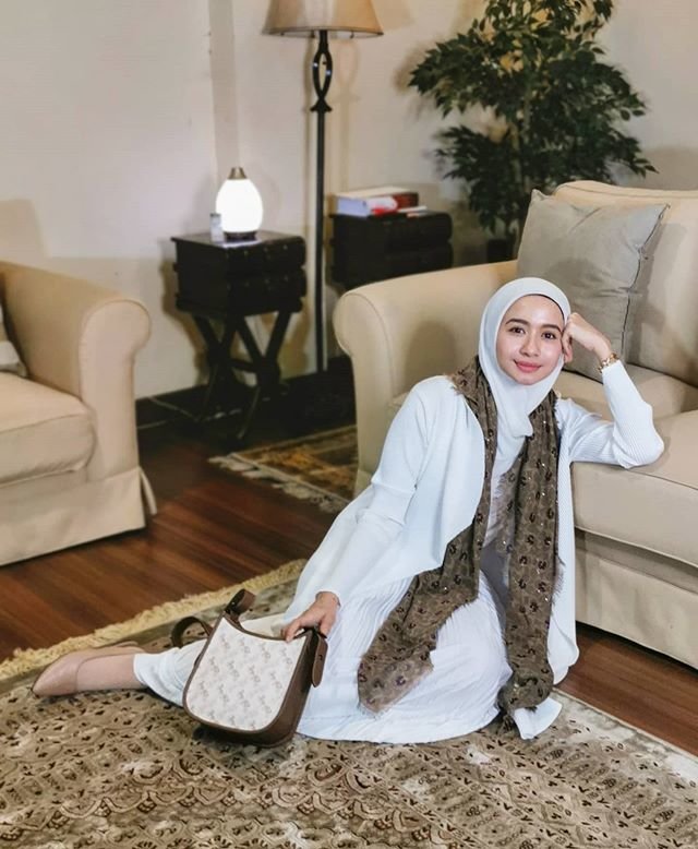 Engku Emran Unfollow Instagram, Begini Kronologi Kabar Cerai Laudya ...