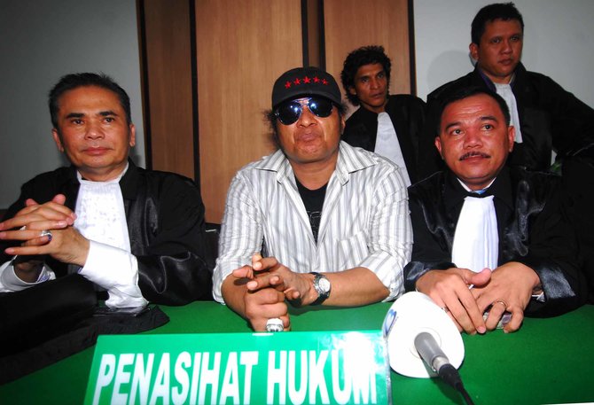 Penuh Cinta, Ini 6 Potret Hangat John Kei Saat di Rumah Bersama Istri ...