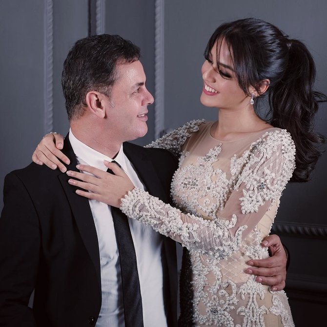 Jarang Terekspos, Ini 6 Potret Kebersamaan Susan Sameh dengan Ayahnya ...